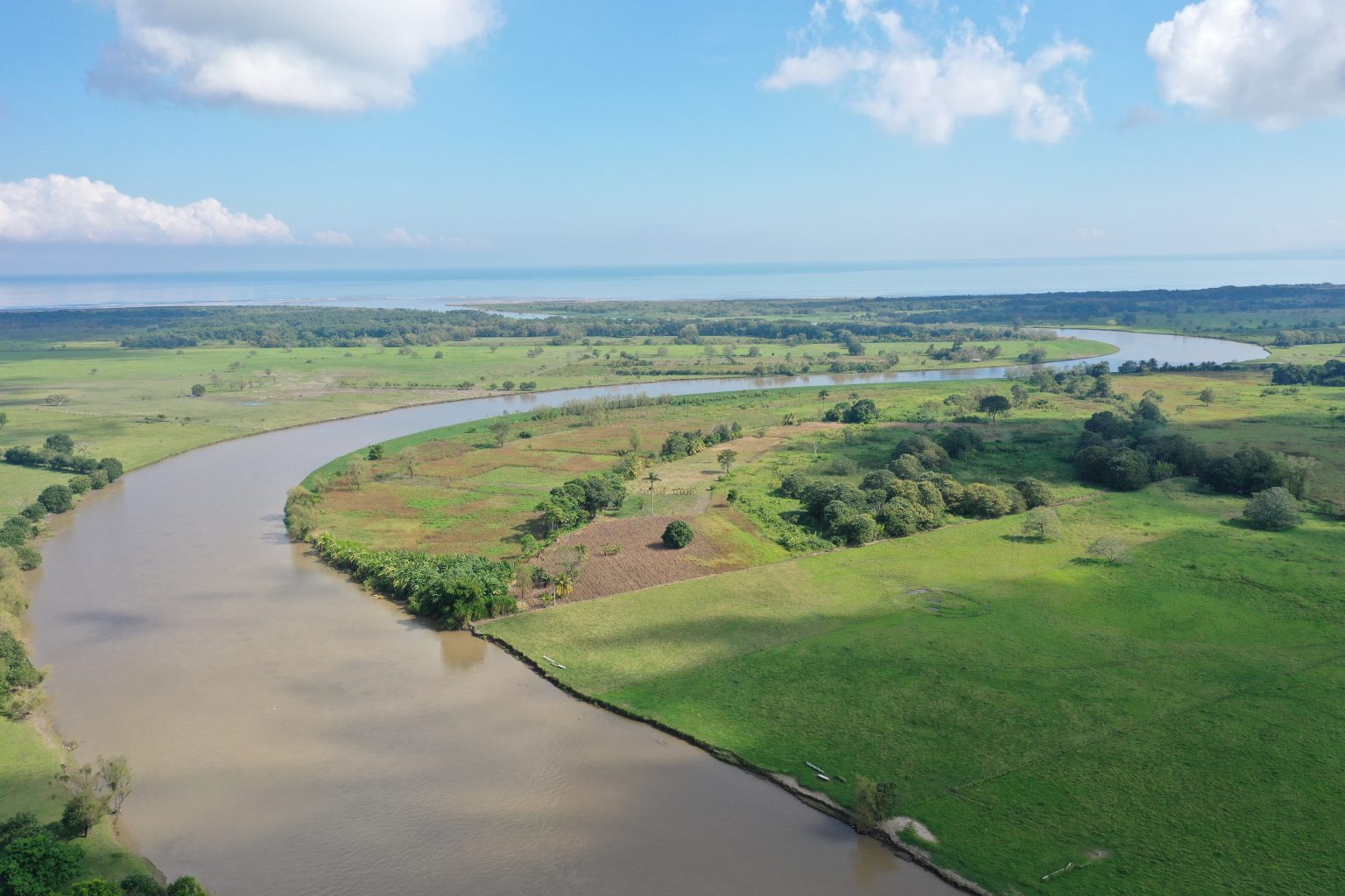 Supervisan acciones en el río Motagua y entregan maquinaria para el ...